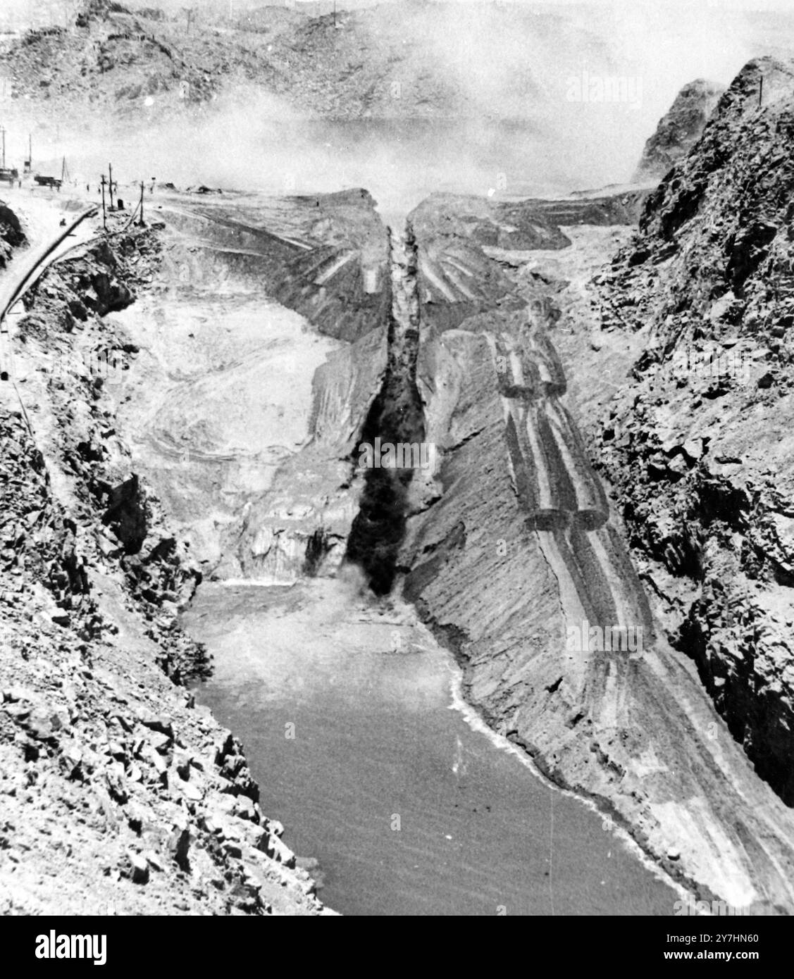 DAM WALL BREACHED BY WATER FROM RIVER NILE IN ASWAN DAM ; 15 MAY 1964 ...
