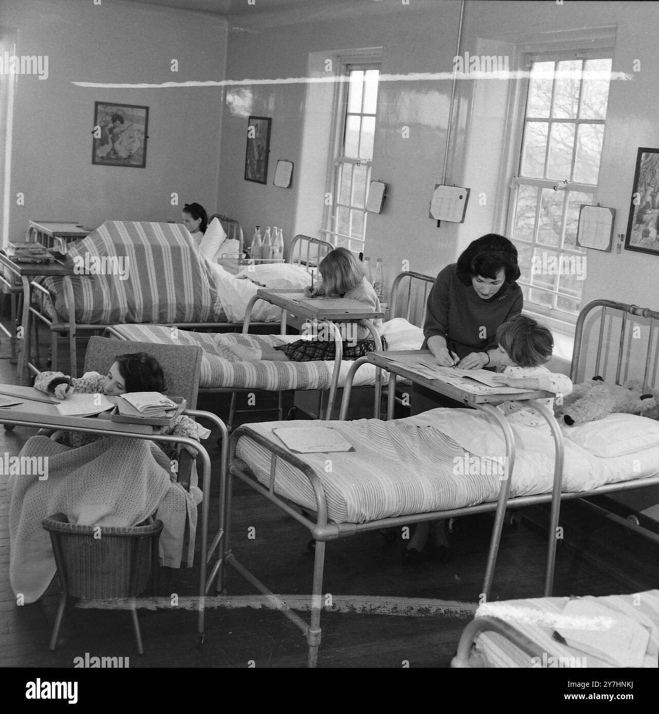 ANN HOOPER TALKS TO CHILDREN IN CORBETT HOSPITAL ; 12 MAY 1964 Stock ...