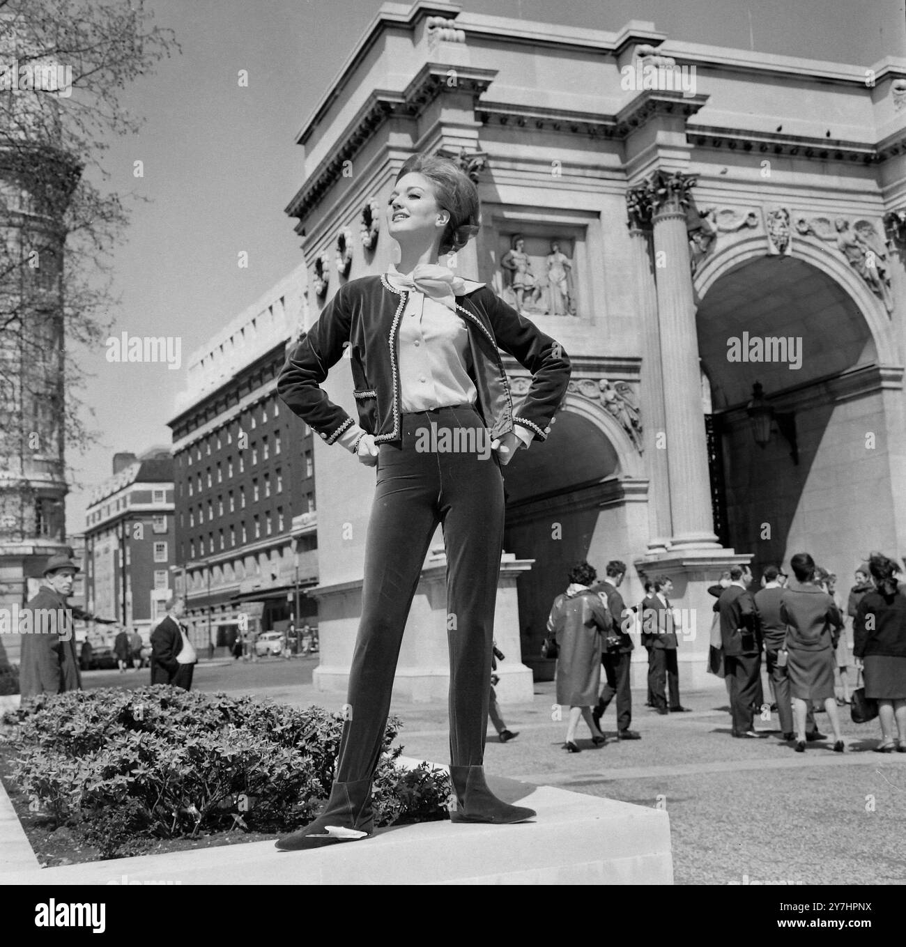 LONDON FASHION WEEK - MODEL SUZANNE ALLWYNNE ; 3 MAY 1964 Stock Photo ...