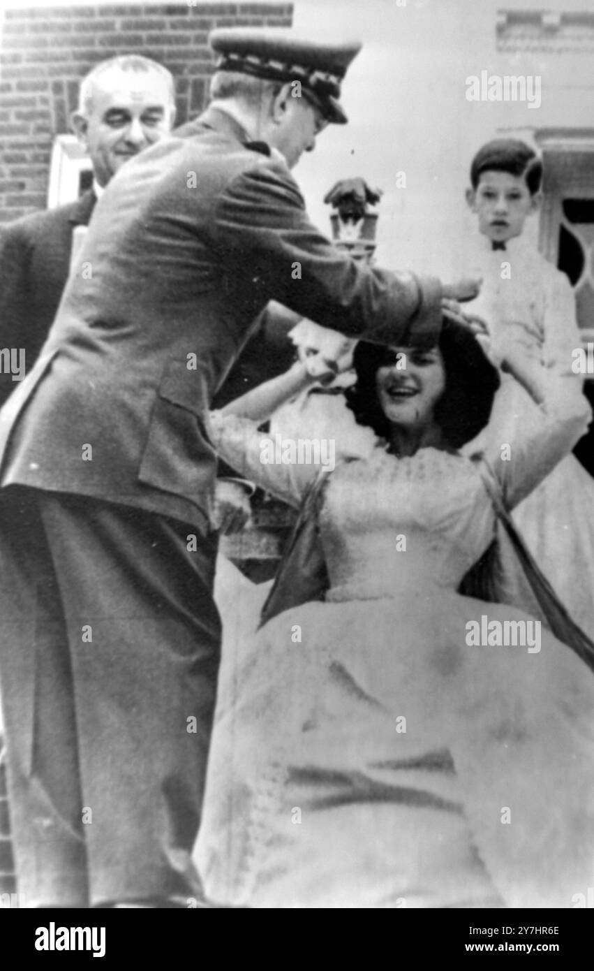 LUCI BAINES JOHNSON DAUGHTER OF PRESIDENT OF US BEING CROWN BY GENERAL ...