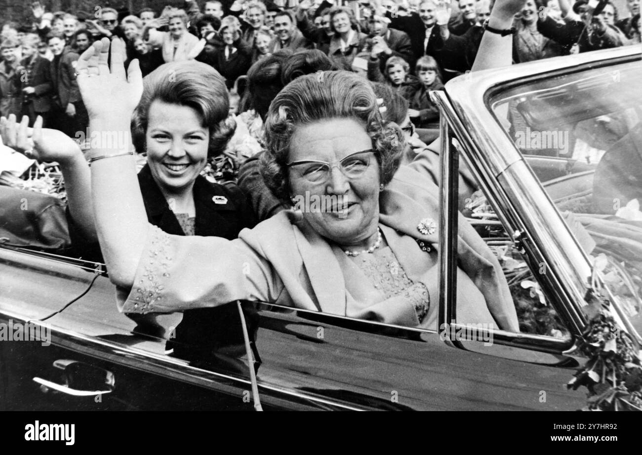 30 APRIL 1964 QUEEN JULIANA CELEBRATES HER 55TH BIRTHDAY WAVING TO ...