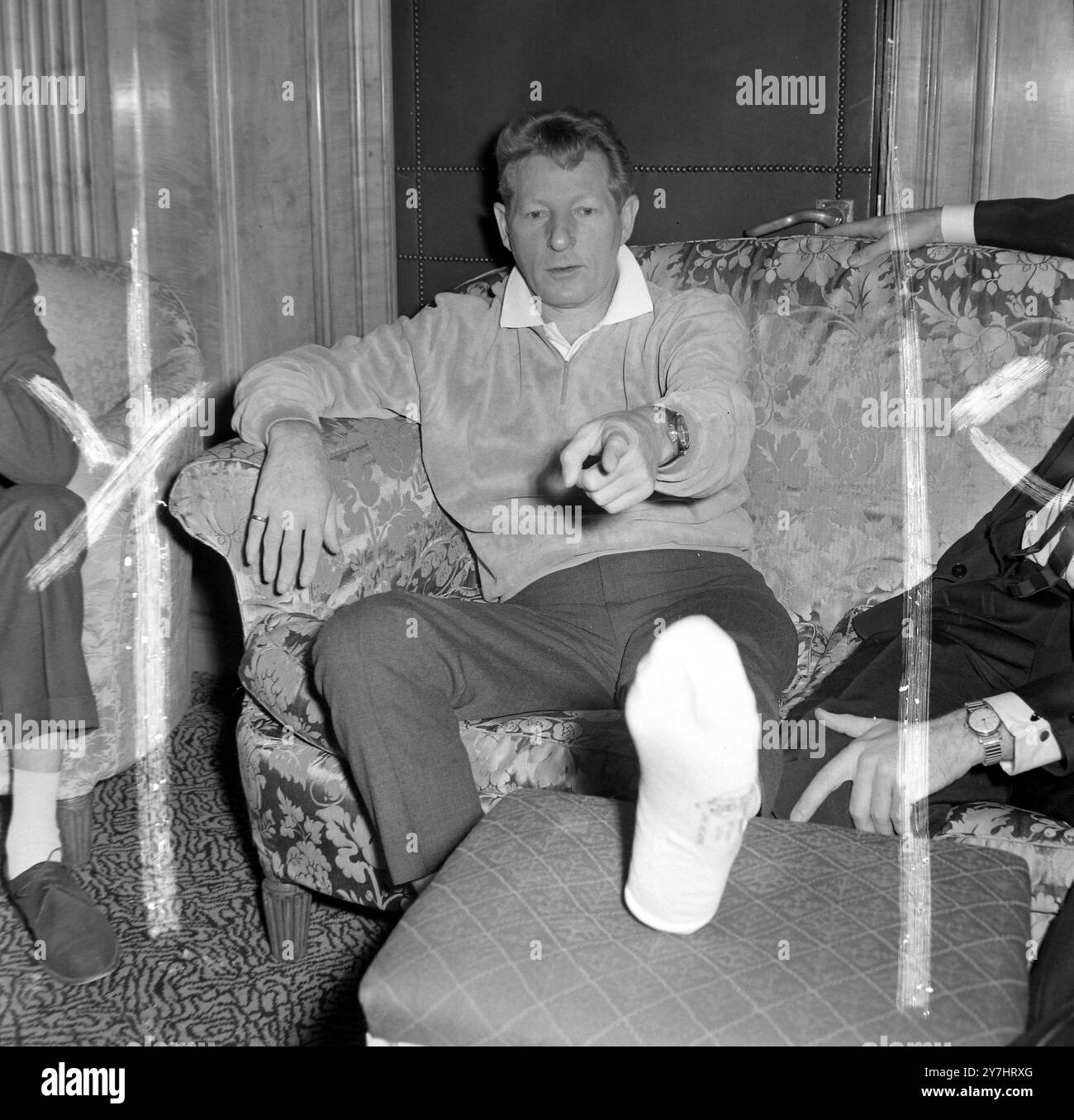 DANNY KAYE WITH HIS FOOT IN PLASTER IN LONDON / ; 27 APRIL 1964 Stock ...