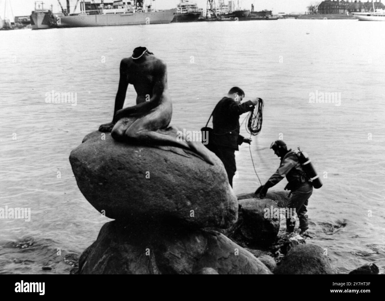 STATUE OF LITTLE MERMAID HEADLESS SEARCHER LINE FROGMAN IN COPENHAGEN ...