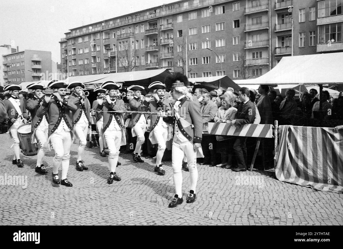 US ARMY SOLDIERS WEAR UNIFORM OF WASHINGTONS TIME IN BERLIN ; 24 APRIL ...