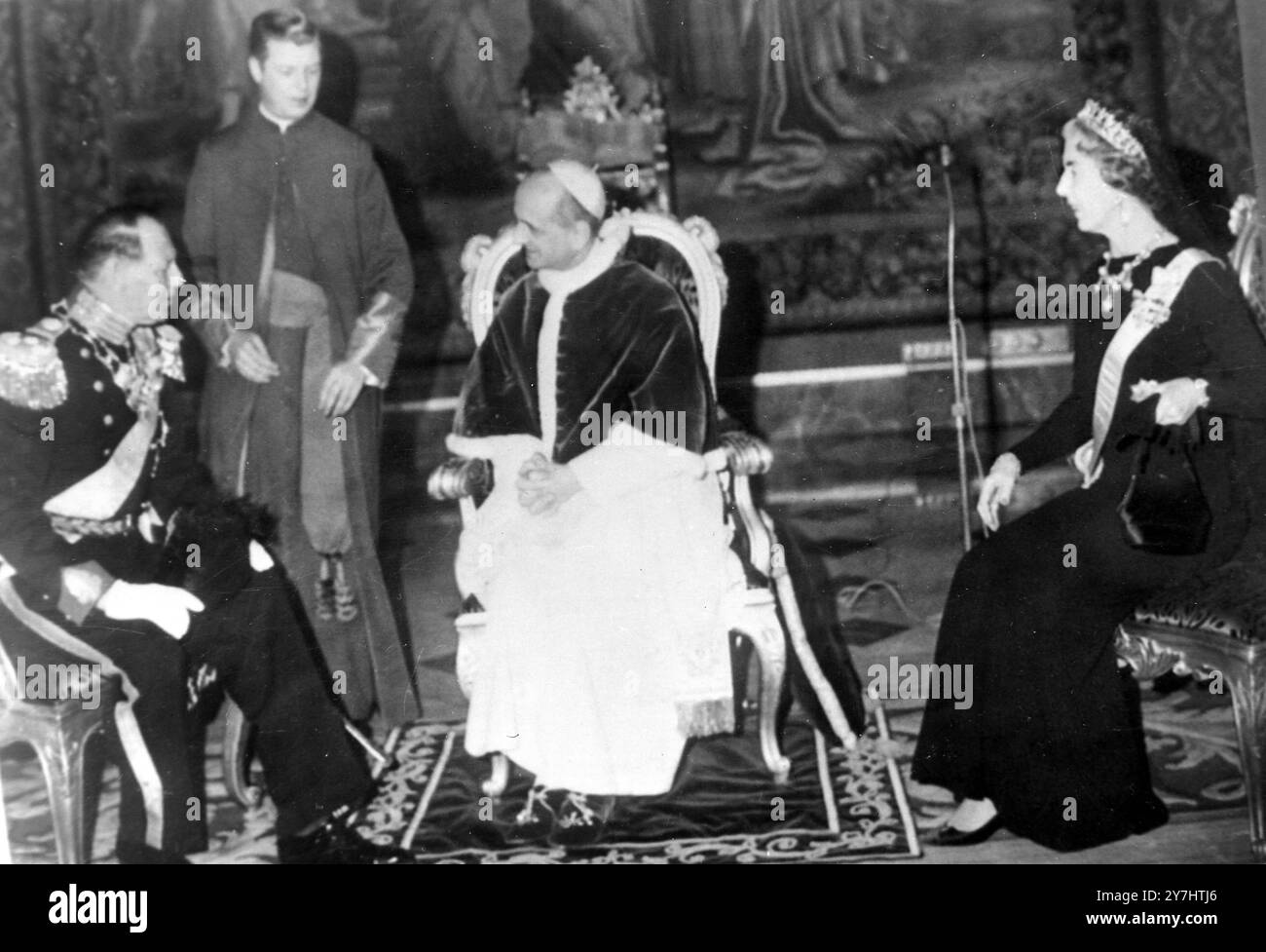 QUEEN INGRID WITH KING FREDERICK TALKING TO POPE PAUL VI IN VATICAN ...