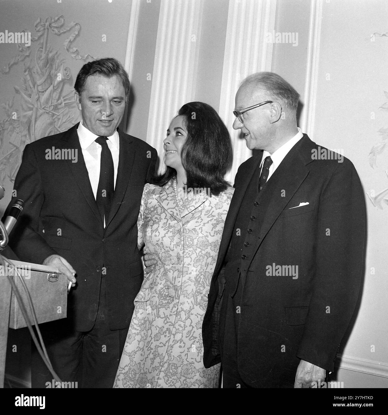 ACTOR RICHARD BURTON BURTON, PHILLIP BARTON WITH ACTRESS ELIZABETH ...