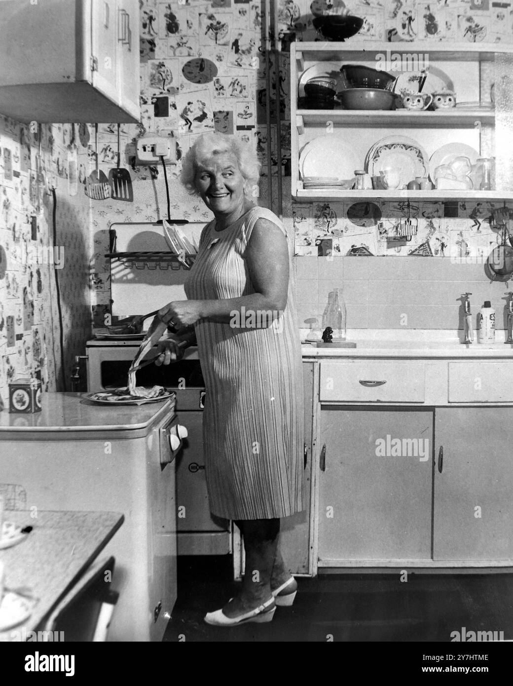 POP MUSIC GROUP THE BEATLES HOMES AND FAMILIES IN LIVERPOOL -GEORGE ...