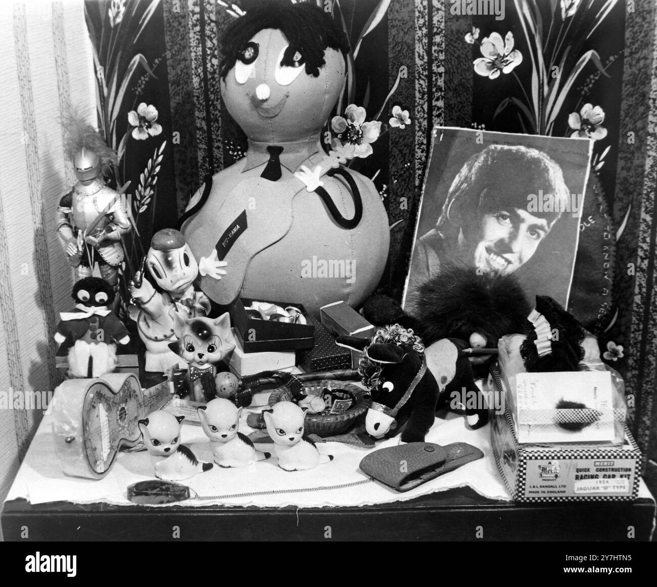 POP MUSIC GROUP THE BEATLES HOMES AND FAMILIES IN LIVERPOOL - GEORGE ...