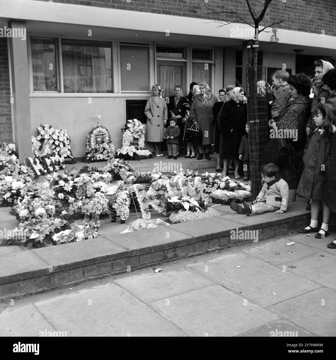 FUNERAL OF KIM ROBERTS - SEVEN YEAR OLD MURDERED BY MADMAN IN LONDON ...