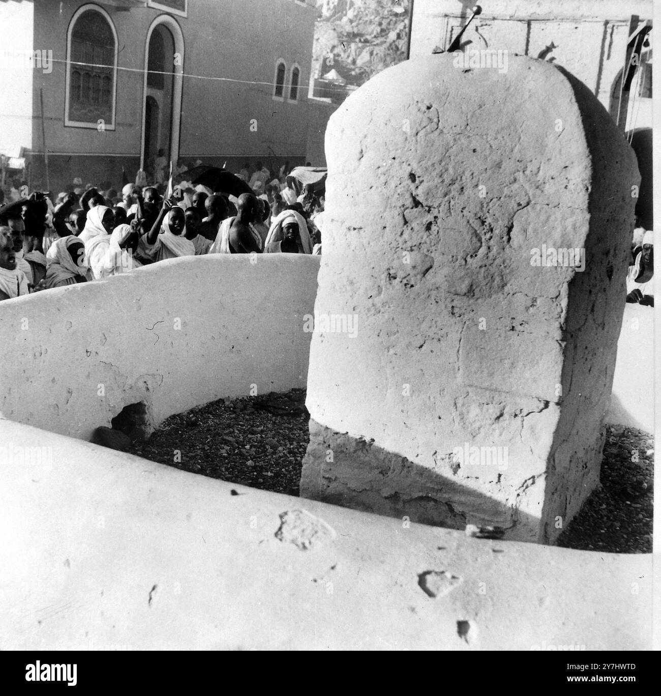 MUSLIM PILGRIMIDGE IN MECCA, ARABIA - PILGRIMS PELT PILLARS ; 13 APRIL ...