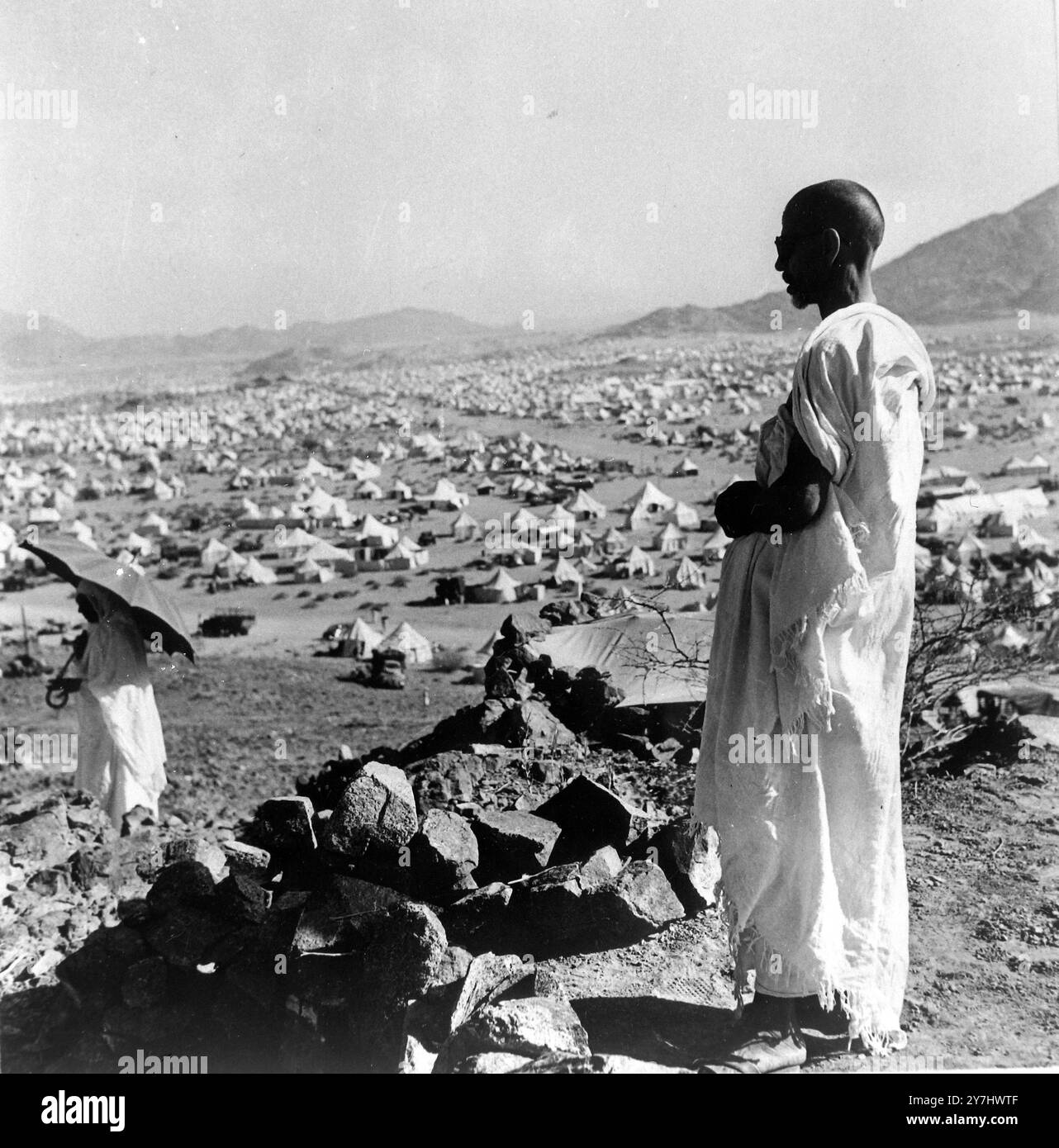 PILGRIMS TENTS AS FAR AS EYE CAN SEE IN MECCA, ARABIA - PILGRIM PRAYING ...