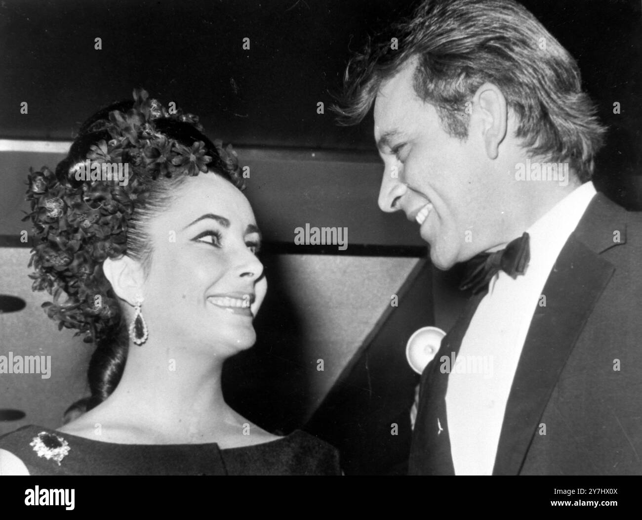 ACTOR RICHARD BURTON AT A PARTY WITH ACTRESS ELIZABETH TAYLOR IN NEW ...