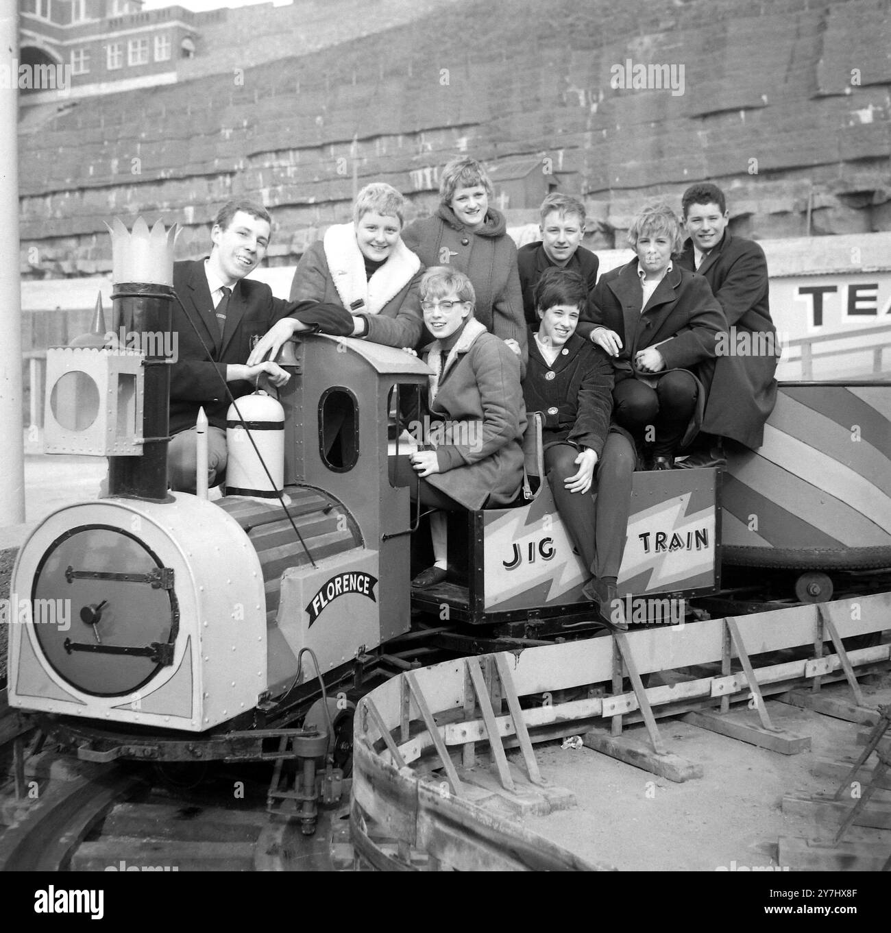 DIANA HARRIS WITH BRITISH SWIMMERS GROUP IN BLACKPOOL / ; 10 APRIL 1964 ...