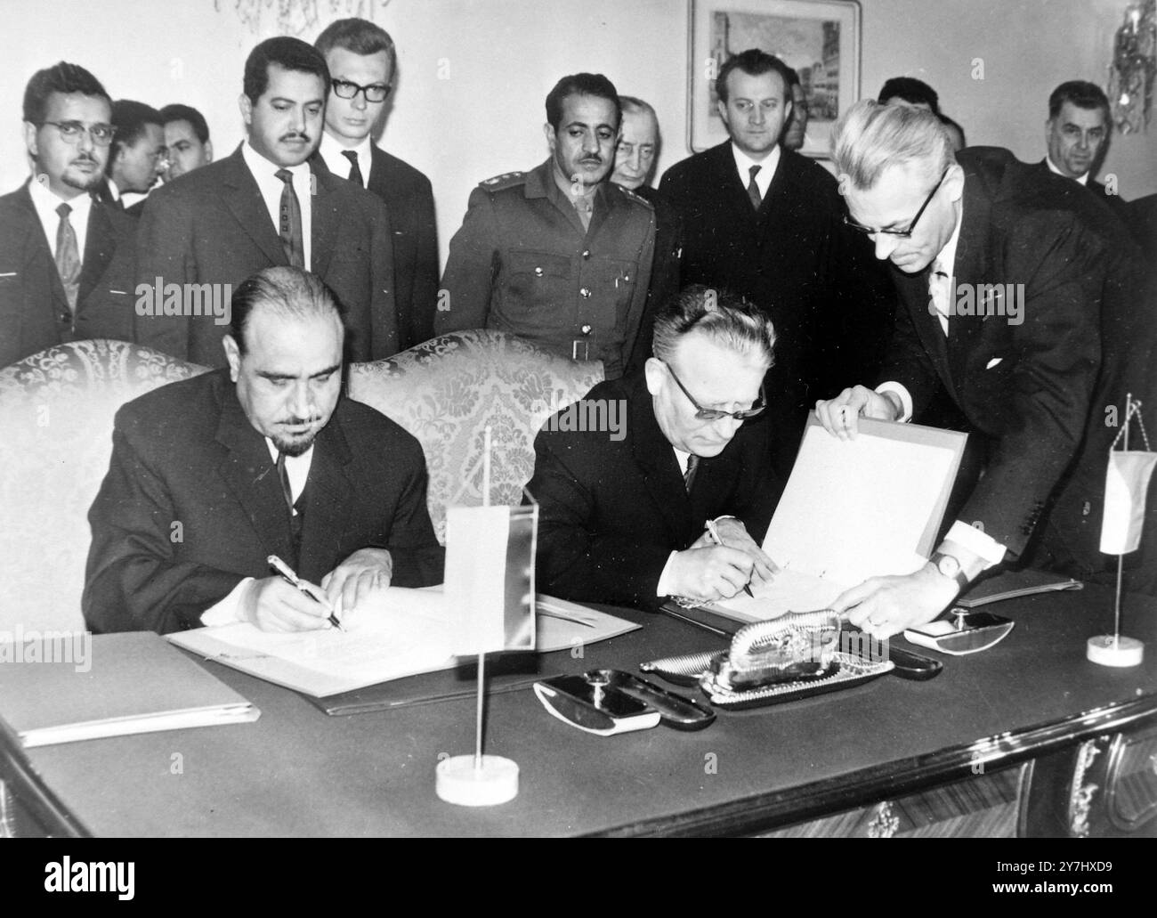 Historic friendship agreement Black and White Stock Photos & Images - Alamy