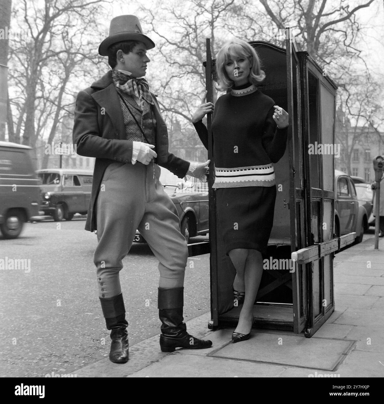 FASHION JANETTE HARDING MODELS SUIT BRI NYLON IN LONDON ; 7 APRIL 1964 ...