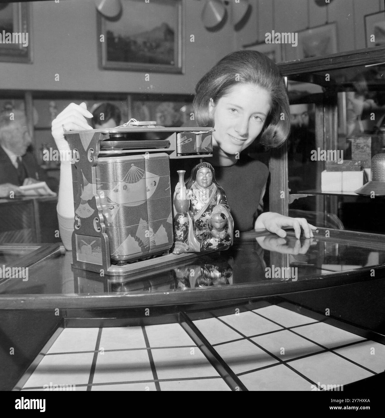 AUCTIONS FIONA DEWHURST ADMIRES JAPANESE BOX AT SOTHEBYS AUCTION HOUSE ...