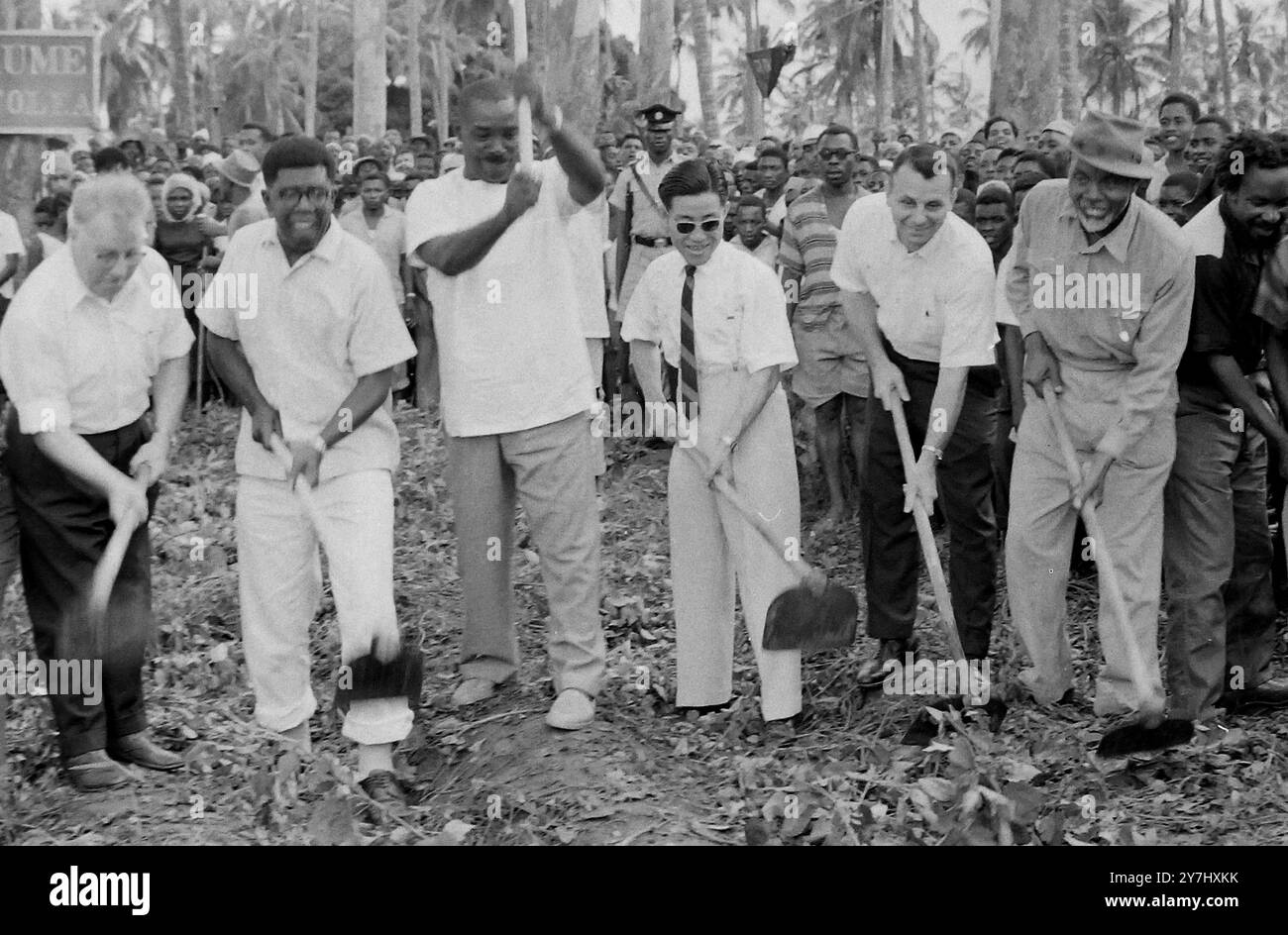 ZANZIBAR PRESIDENT SHEIKH ABEID KARUME WITH FOREIGN DIPLOMATS / ; 7 ...