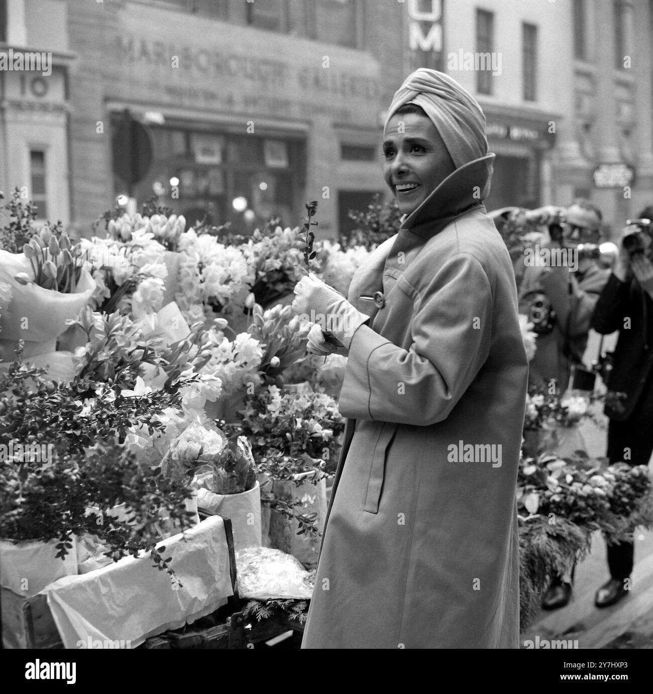 LENA HORNE BUYS FLOWER FROM A BARROW IN LONDON / ; 6 APRIL 1964 Stock ...