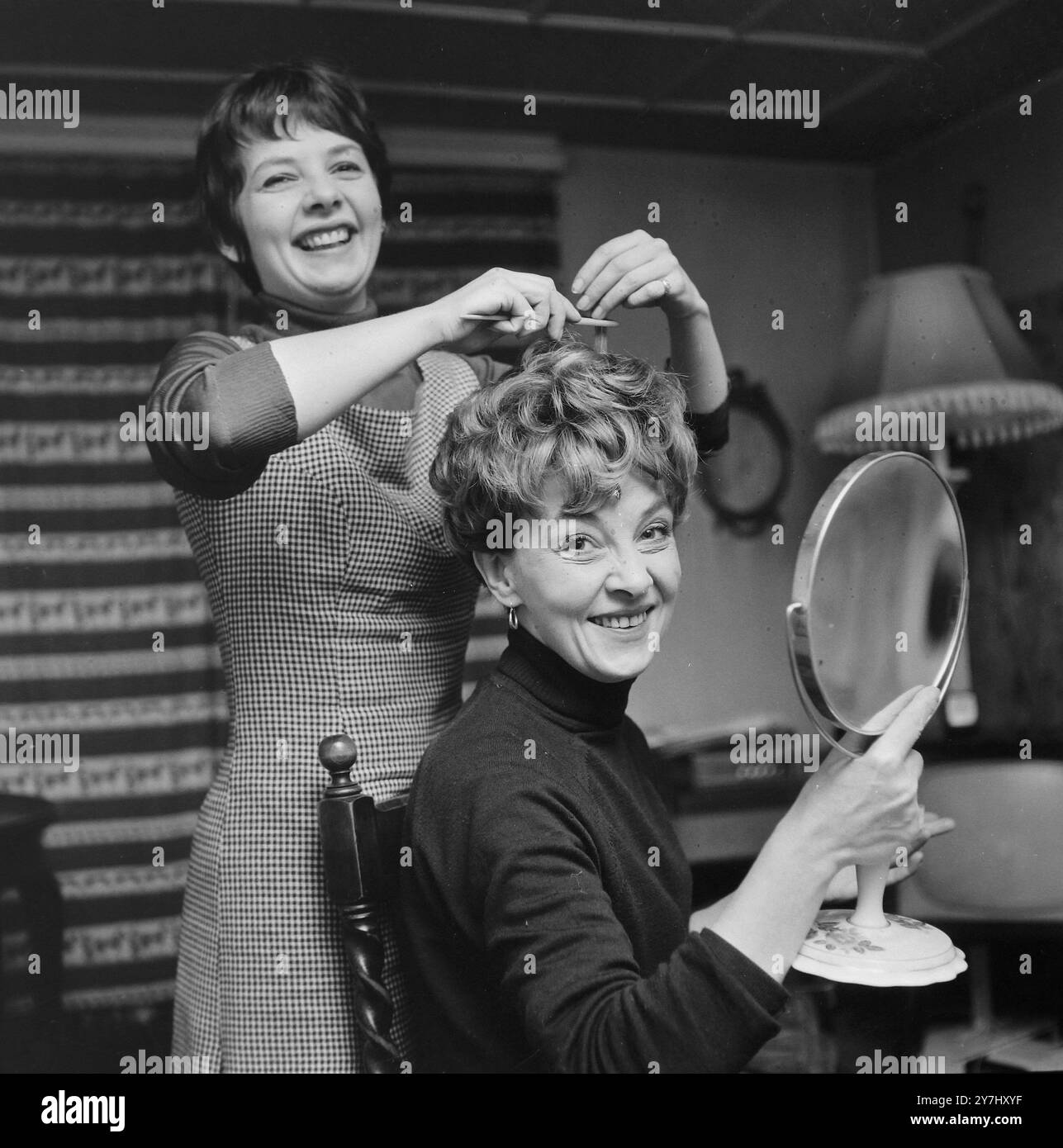 ACTRESS JANET KELLY WITH MOTHER CLARE IN LONDON / ; 3 APRIL 1964 Stock ...