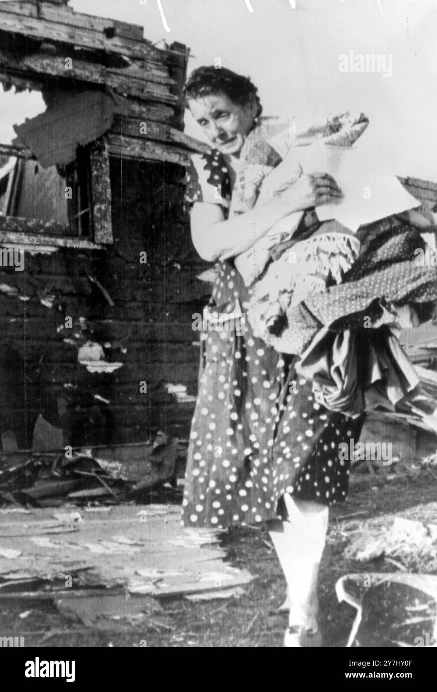 WEATHER DENNY IN TEARS AFTER SALVAGING HER BELONGINGS FROM HOME AFTER ...