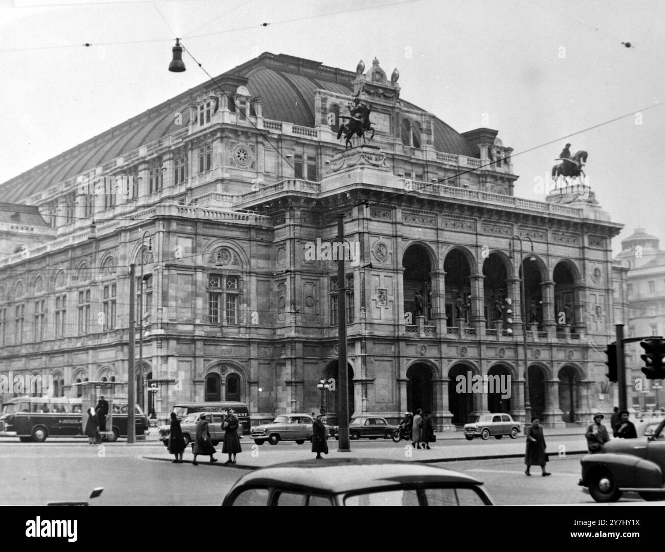 VIENNA STATE OPERA HOUSE IN AUSTRIA / ; 3 APRIL 1964 Stock Photo - Alamy