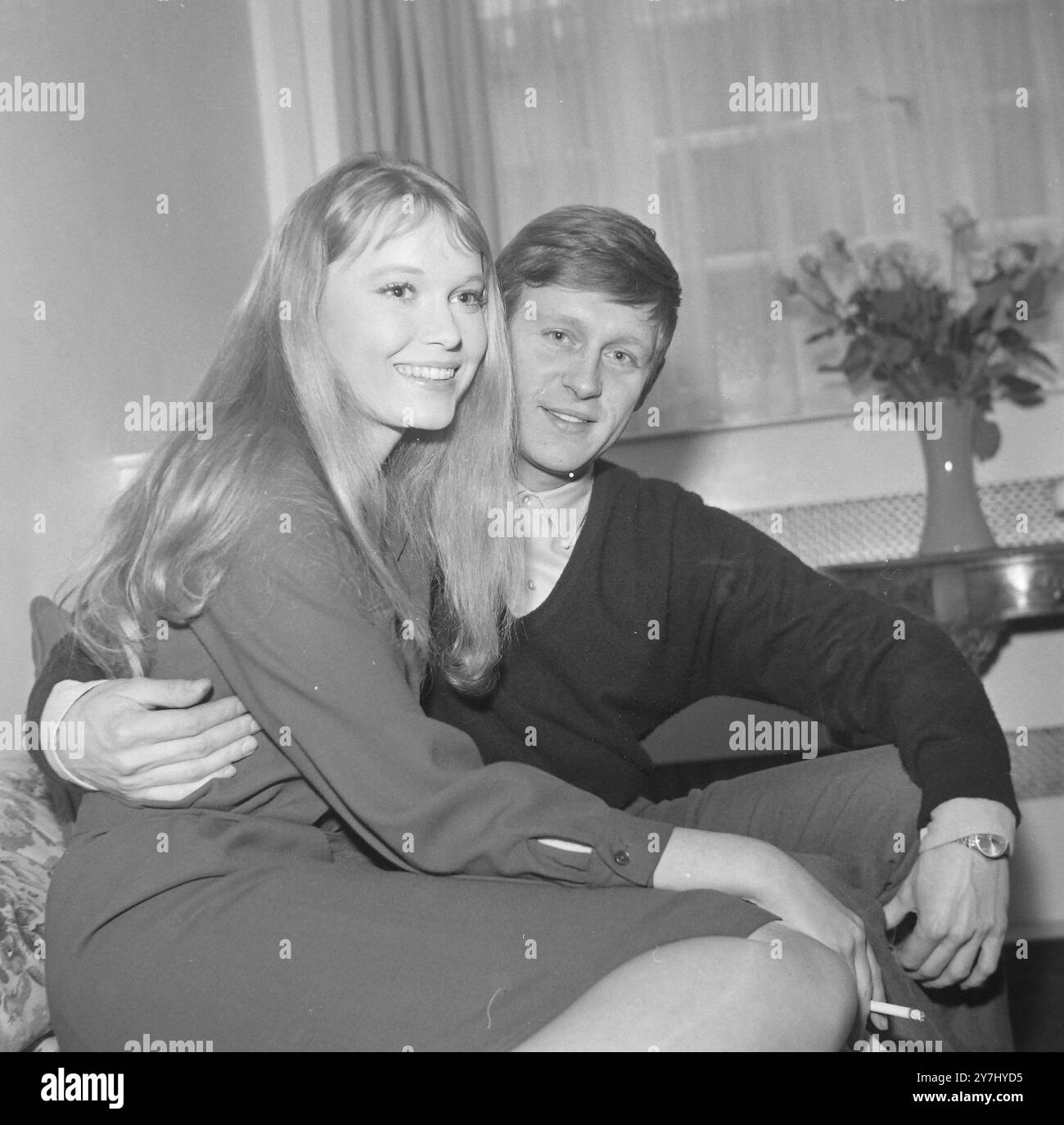 JOHN LEYTON WITH MIA FARROW IN BOREHAMWOOD / ; 31 MARCH 1964 Stock ...