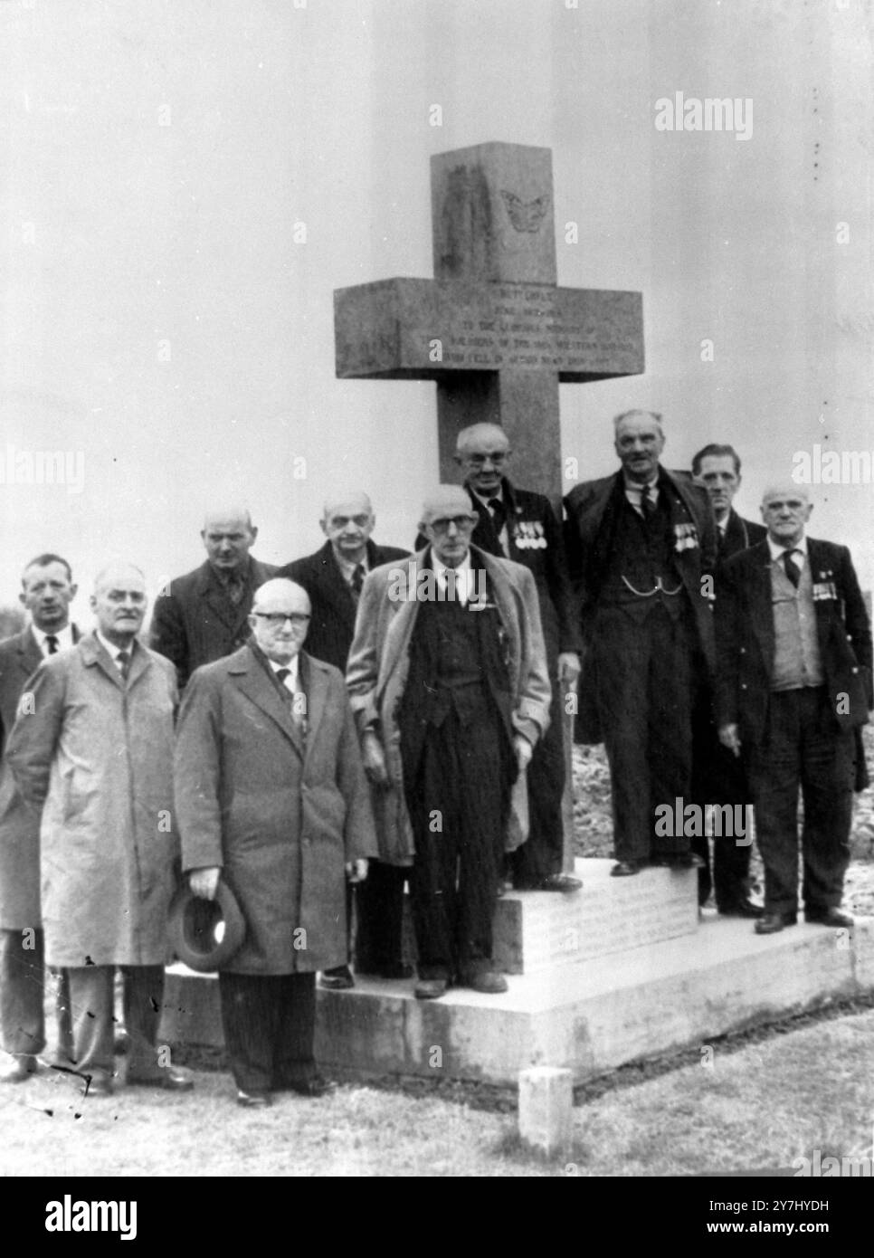 British World War I veterans stand bareheaded around the War Memorial ...
