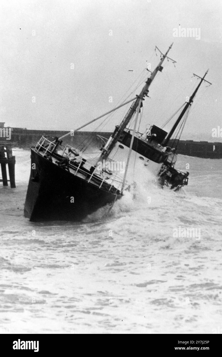 SHIPS TRAWLER TOBAGO AGROUND AT LOWESTOFT IN SUFFOLK ; 19 MARCH 1964 ...