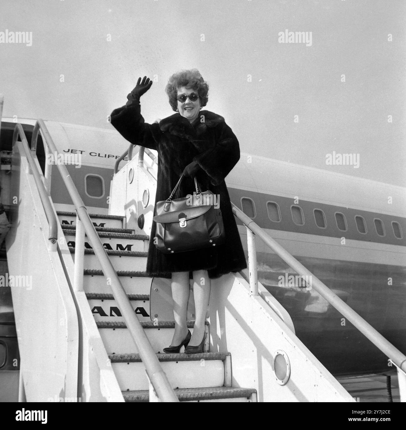 AMERICAN SINGER ETHEL MERMAN AT LONDON AIRPORT / ; 18 MARCH 1964 Stock ...