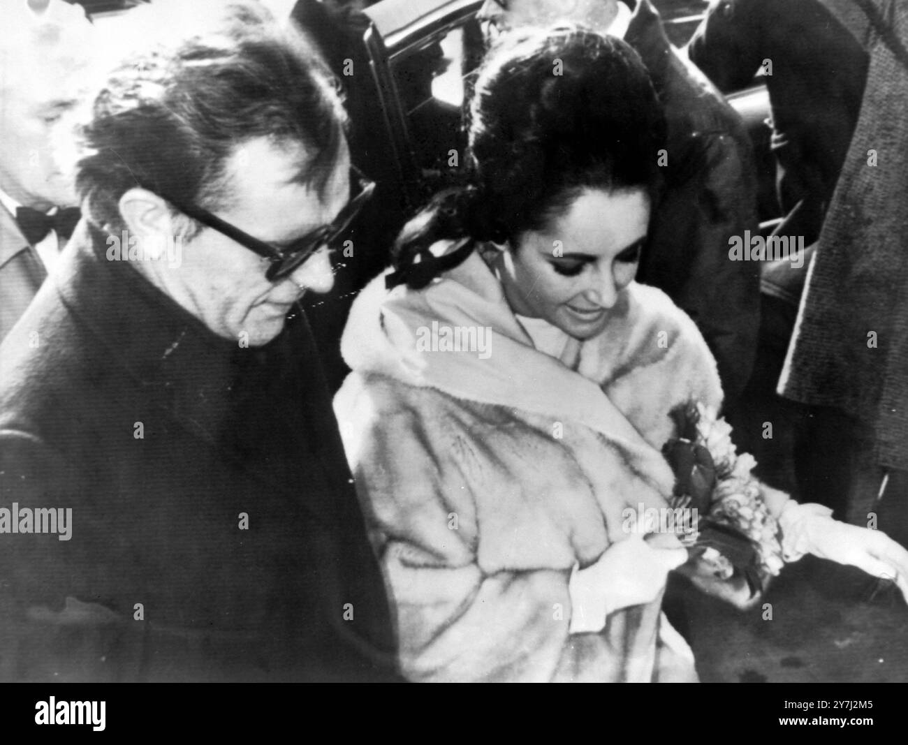 ACTOR RICHARD BURTON WITH ACTRESS ELIZABETH TAYLOR IN MONTREAL, CANADA ...