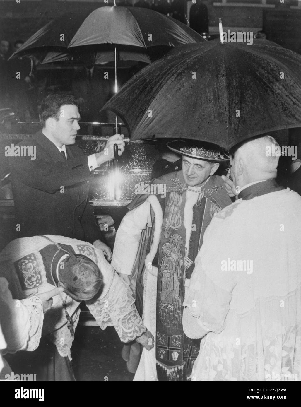 POPE PAUL VI STAND IN A CAR DURING IN THE RAIN IN ROME, ITALY UNDER ...