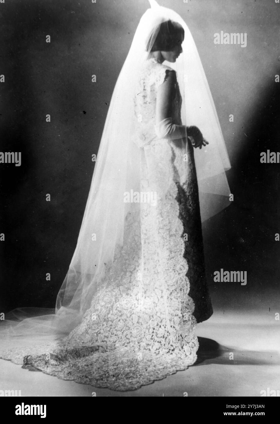 FASHION WEDDING DRESS DESIGNED BY JACQUES GRIFFE COLLECTION IN PARIS ...