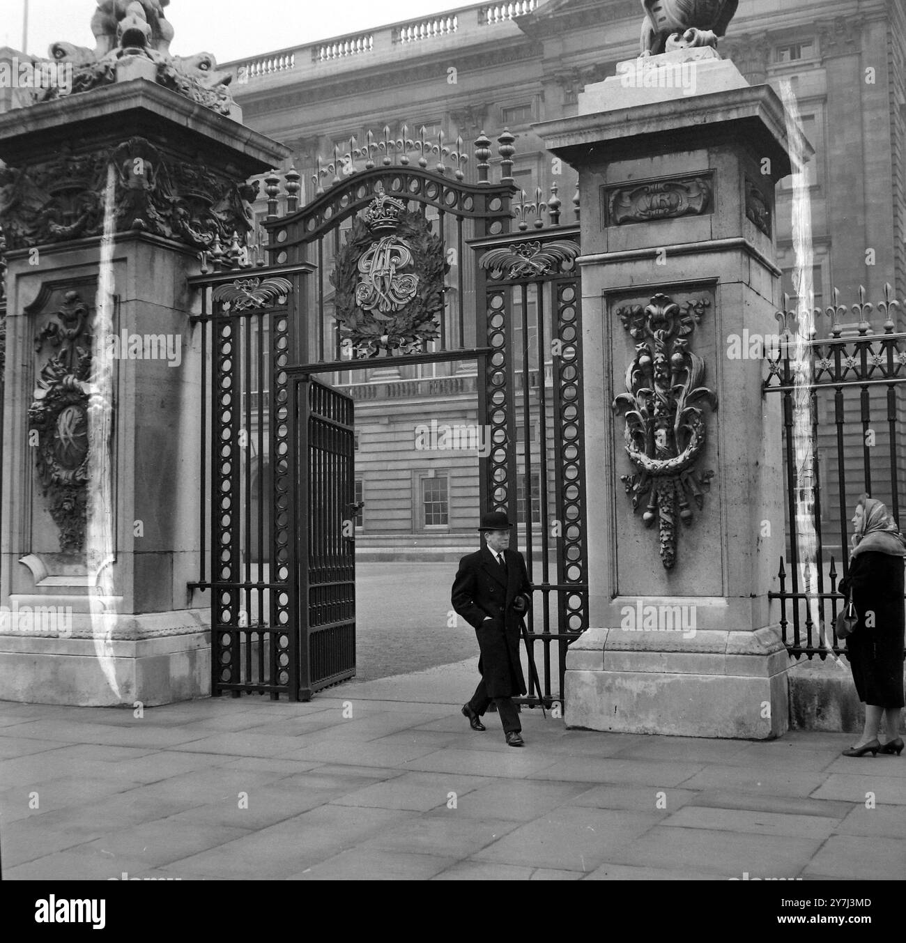 BARON HARDING OF PETHERTON SIR JOHN HARDING AT BUCKINGHAM PALACE IN ...
