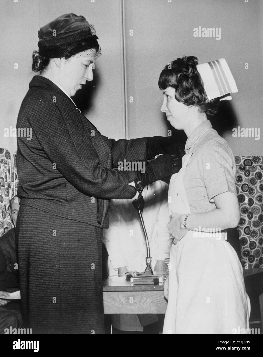 GOLD MEDAL TO NURSE E S CARSON - PRIZE WINNING NURSES IN GLASGOW ...