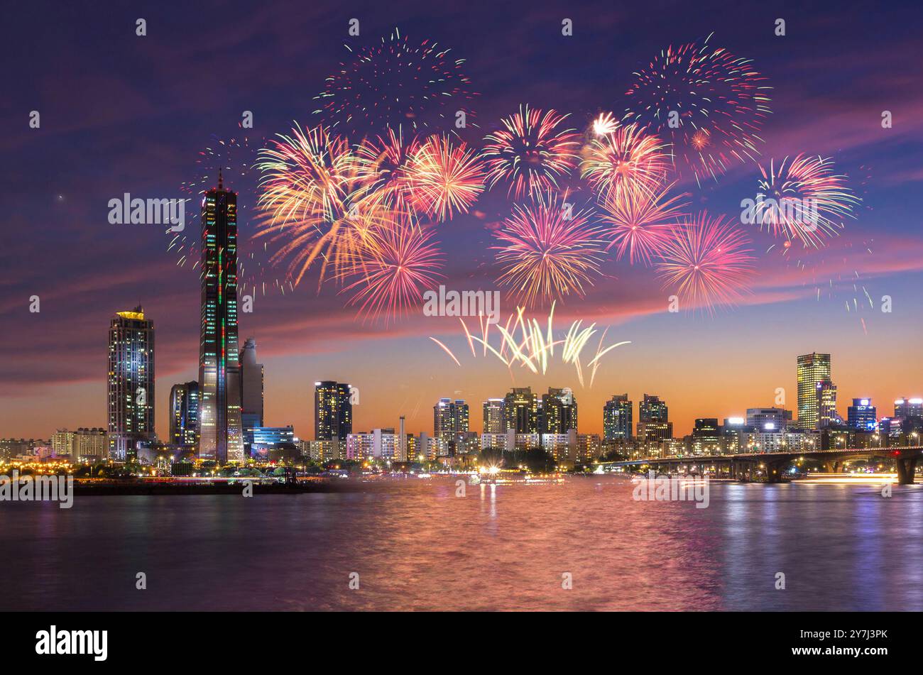 Fireworks along the Han River in International Fireworks Festival at ...