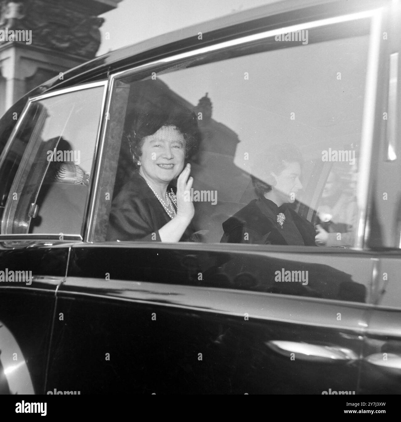 PRINCESS MARGARET ROSE AND QUEEN MOTHER LEAVES BUCKINGHAM PALACE TO SEE ...