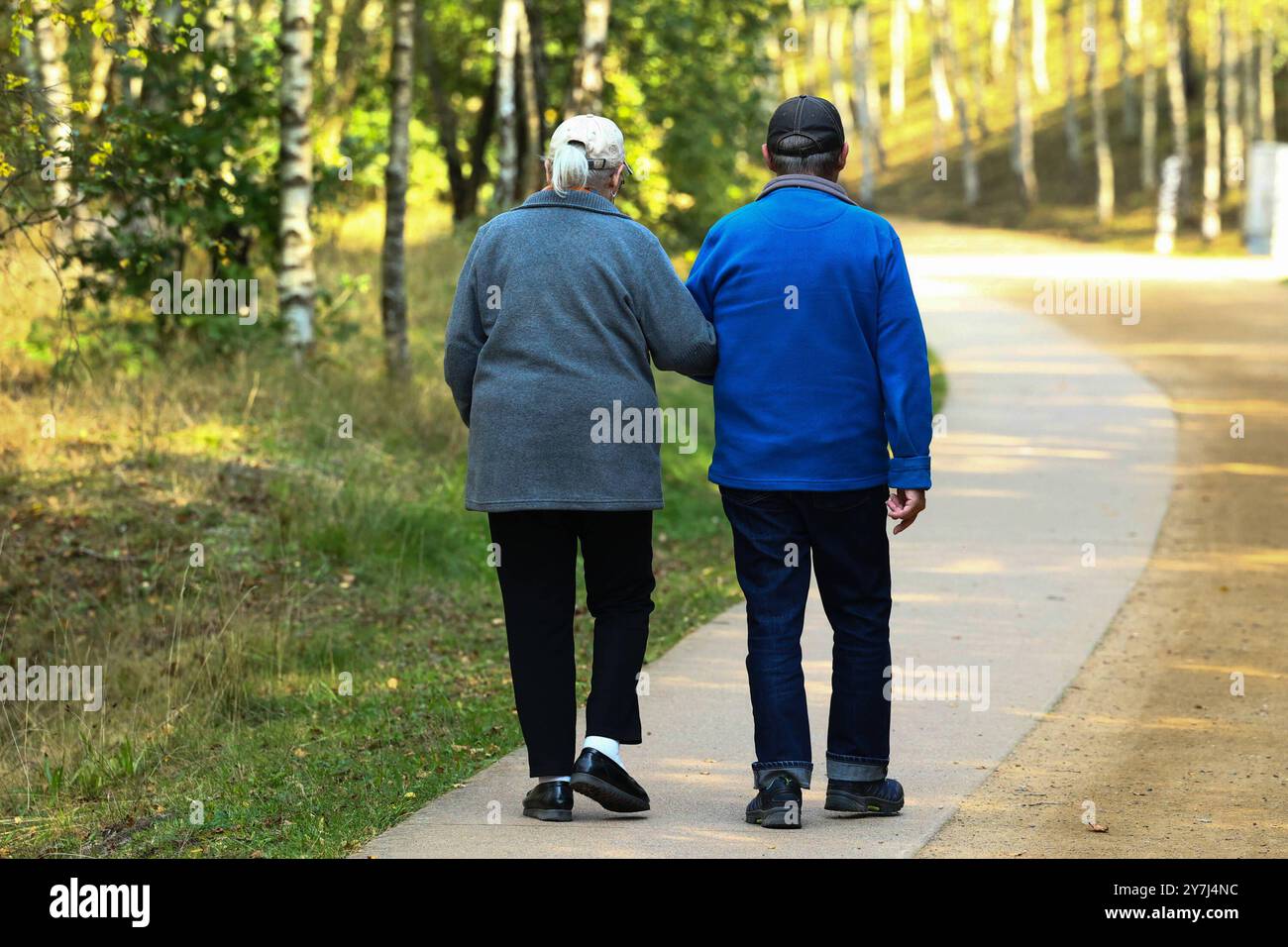 Stockbilder 09/2024 Senioren Ehepaar im Park *** Stock photos 09 2024 ...