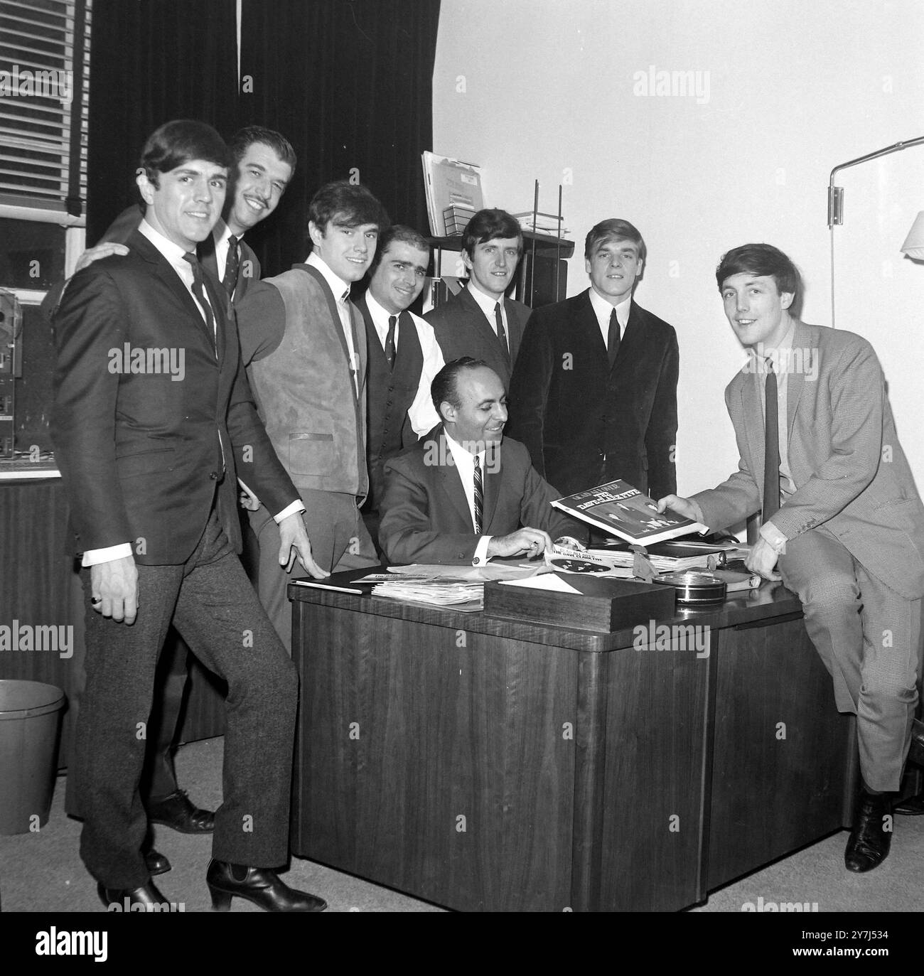 POP GROUP THE DAVE CLARK FIVE IN NEW YORK AT EPIC RECORD GROUP / ; 5 ...