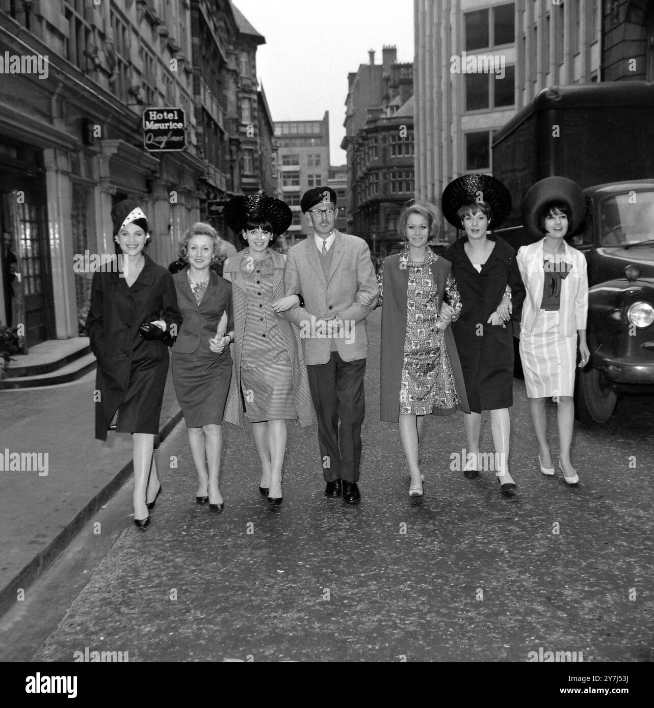 HAROLD HOWARD WITH FRENCH FASHION MODELS IN LONDON ; 5 MARCH 1964 Stock ...