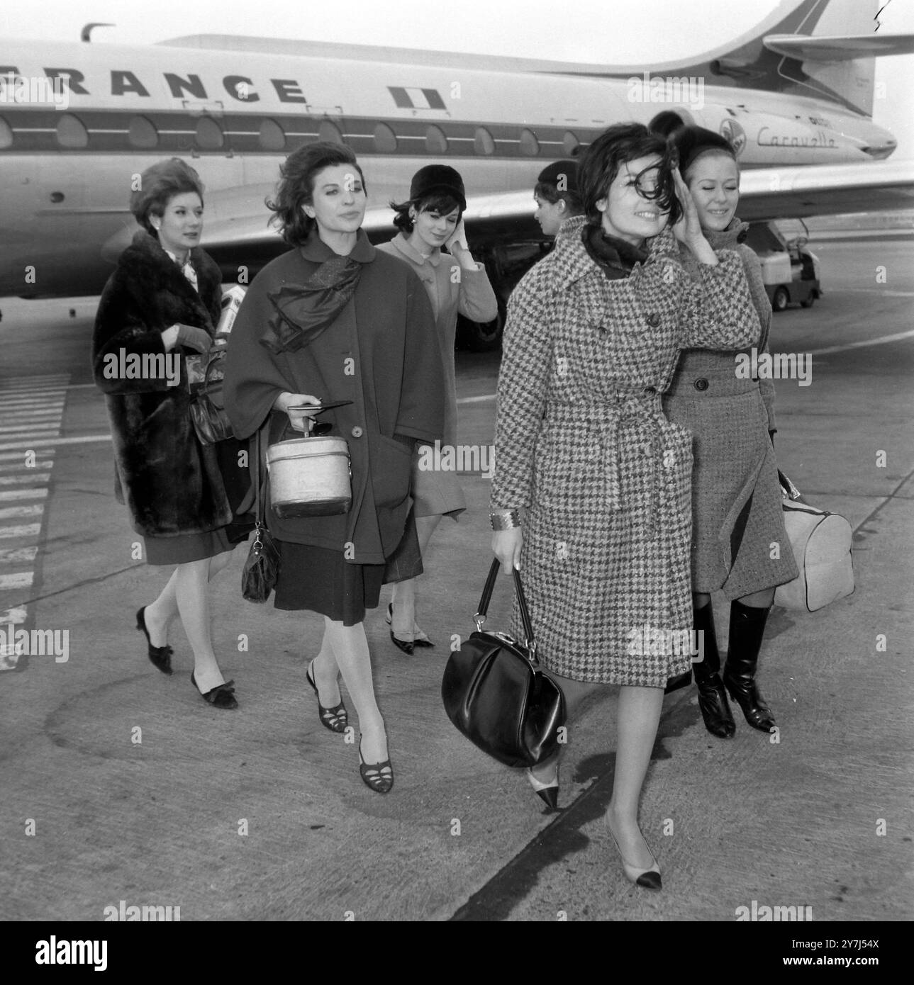 FRENCH FASHION MODELS AT LONDON AIRPORT ; 5 MARCH 1964 Stock Photo - Alamy