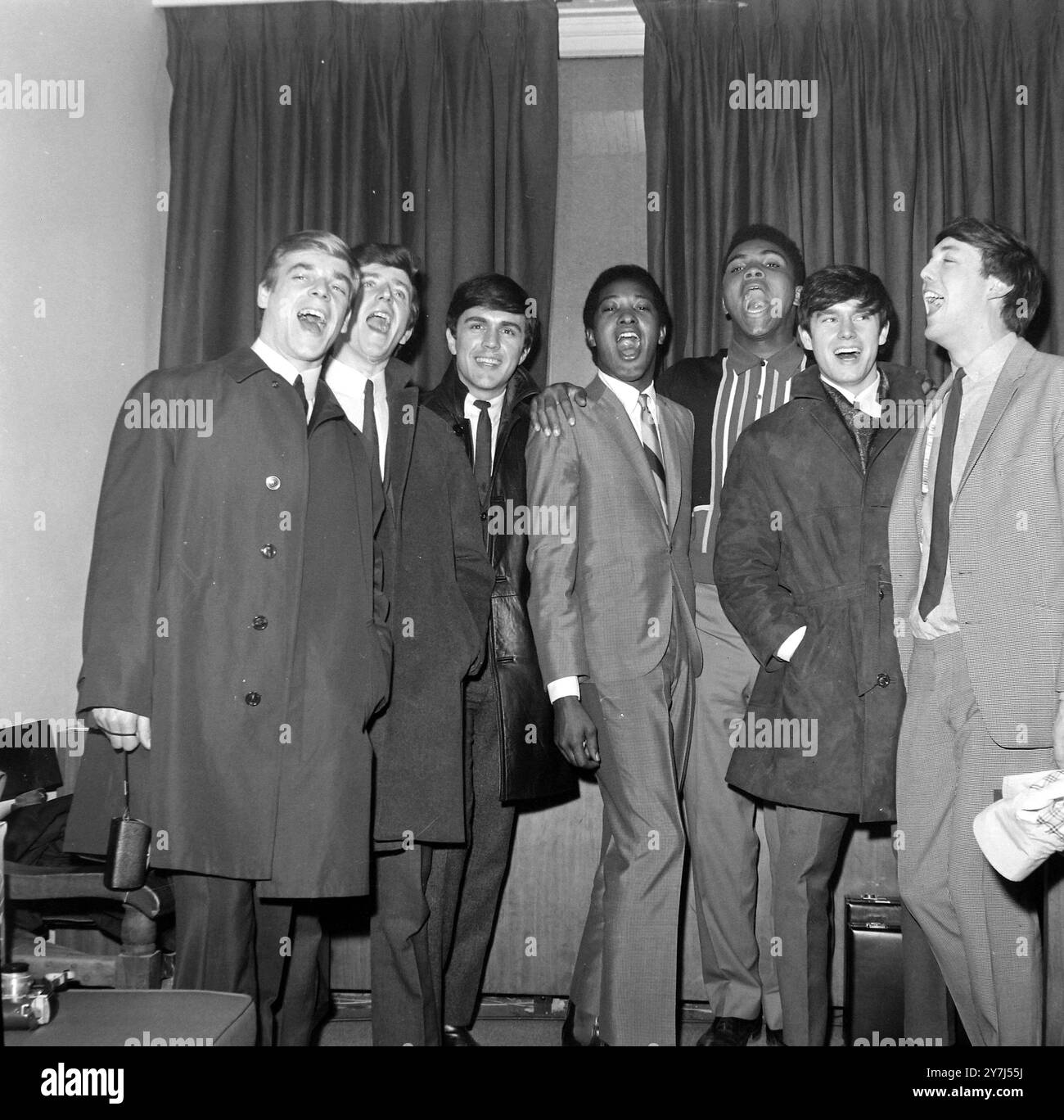 POP GROUP THE DAVE CLARK FIVE IN NEW YORK WITH AMERICAN BOXING CHAMPION ...