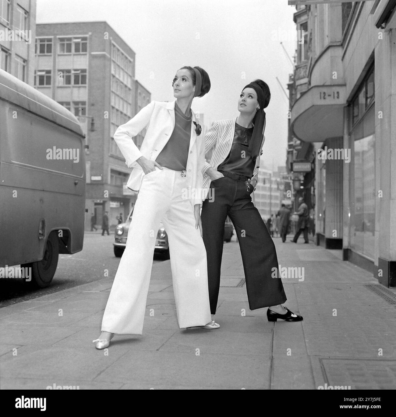 DIANE KENYON MODELS CHRISTIAN DIOR FASHION COLLECTION IN LONDON / ; 3 ...