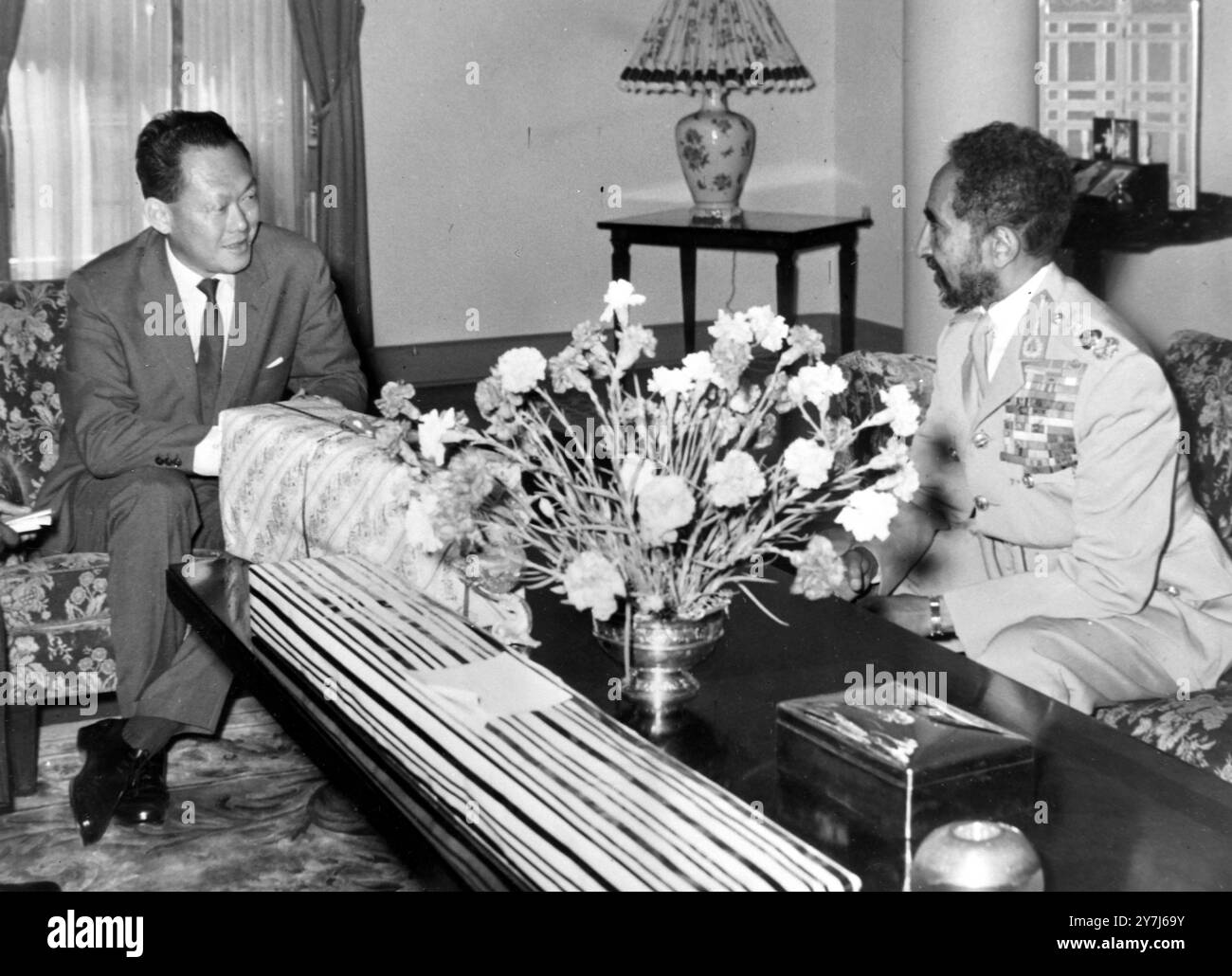 POLITICS KUAN LEE SINGAPORE PREMIER TALKS TO EMPEROR HAILE SELASSIE IN ...
