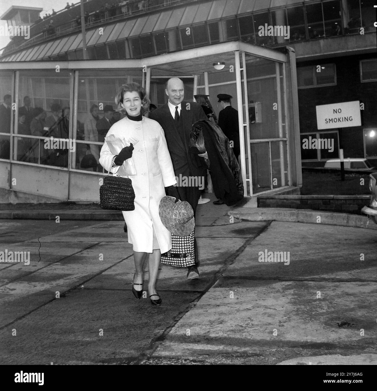 CHRISTOPHER SCHOFIELD WITH WIFE ANGELA AT LONDON AIRPORT / ; 1 MARCH 1964 Stock Photo - Alamy
