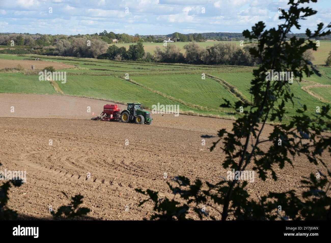 Uckermark GER, Deutschland, 20240921,Uckermark, Traktor auf einem Feld ...