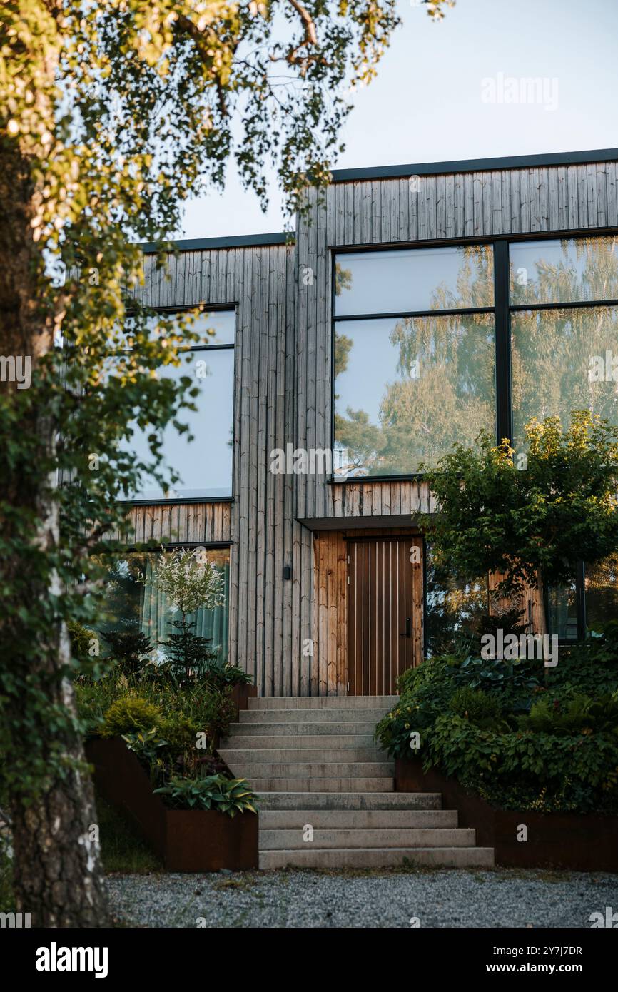 Steps leading towards modern wooden villa Stock Photo - Alamy
