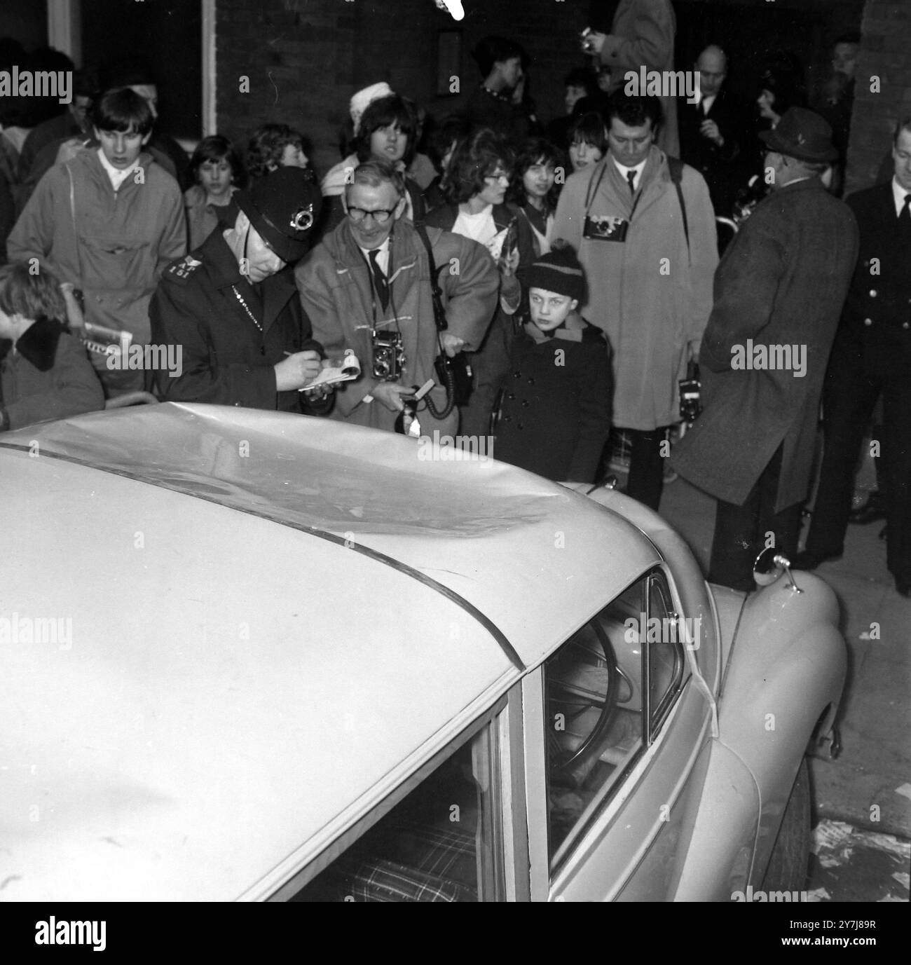 THE BEATLES POP GROUP RETURNS TO LONDON - FANS BEATLEMANIA / ; 22 ...