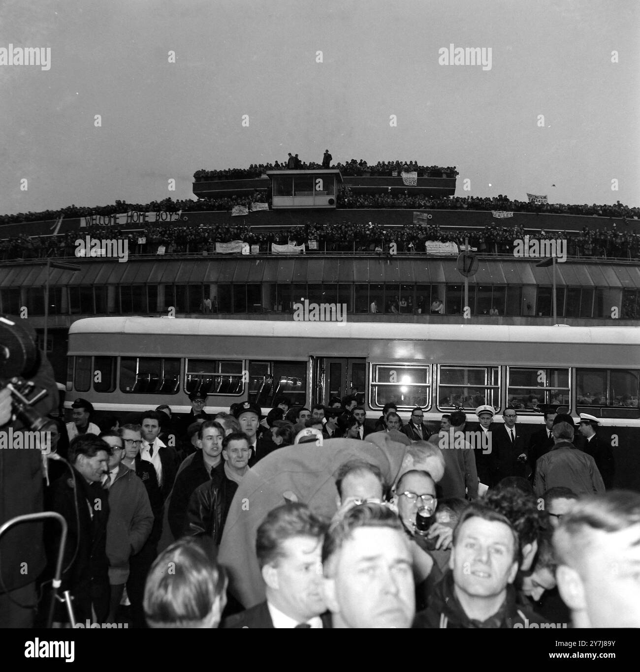 THE BEATLES POP GROUP RETURNS TO LONDON - FANS BEATLEMANIA / ; 22 ...