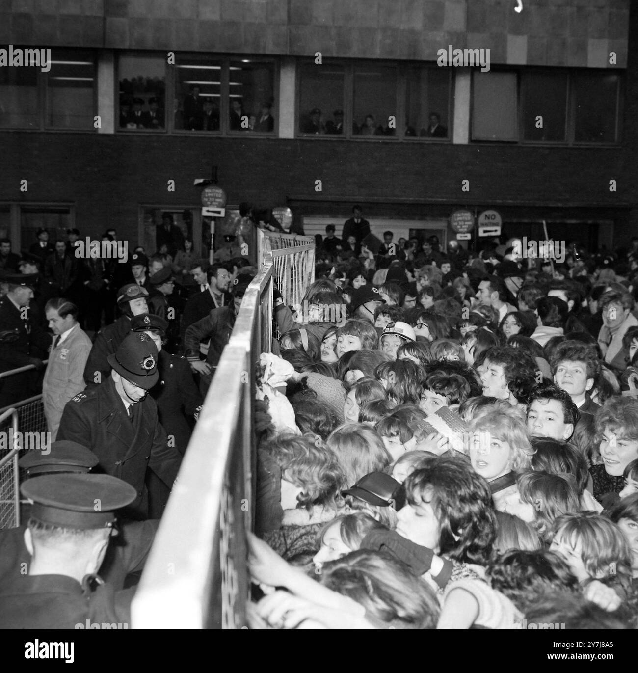 THE BEATLES POP GROUP RETURNS TO LONDON - FANS BEATLEMANIA ; 22 ...