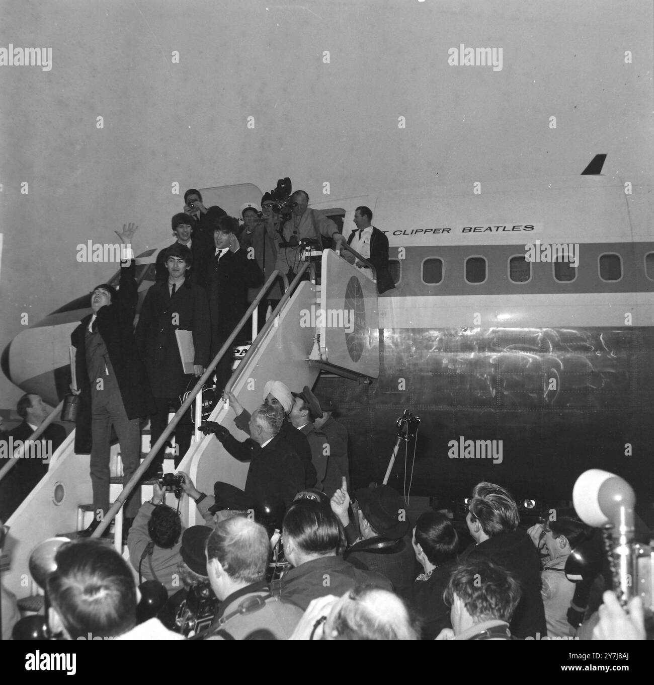 THE BEATLES POP GROUP RETURNS TO LONDON - FANS BEATLEMANIA ; 22 ...